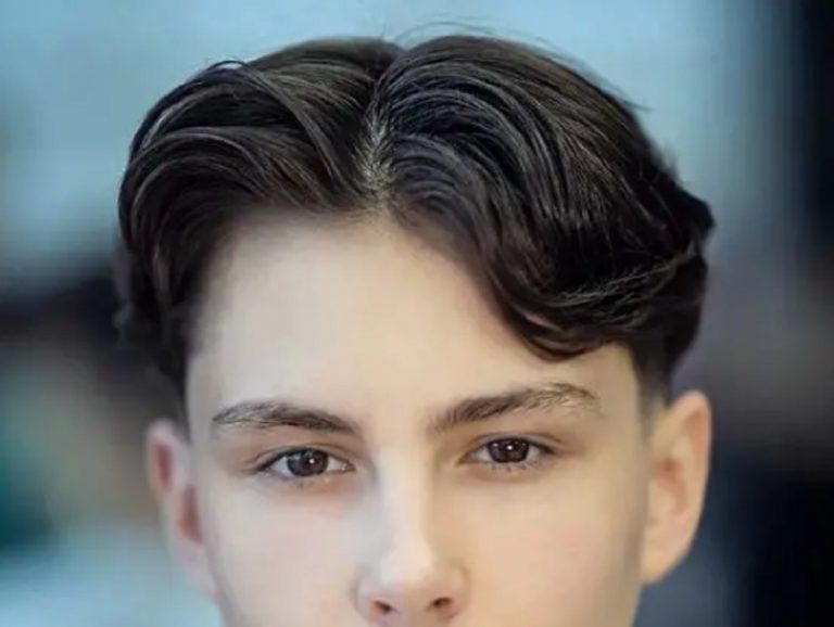 8 Rekomendasi Model Rambut Belah Tengah untuk Pria, Rapih dan Stylish ...